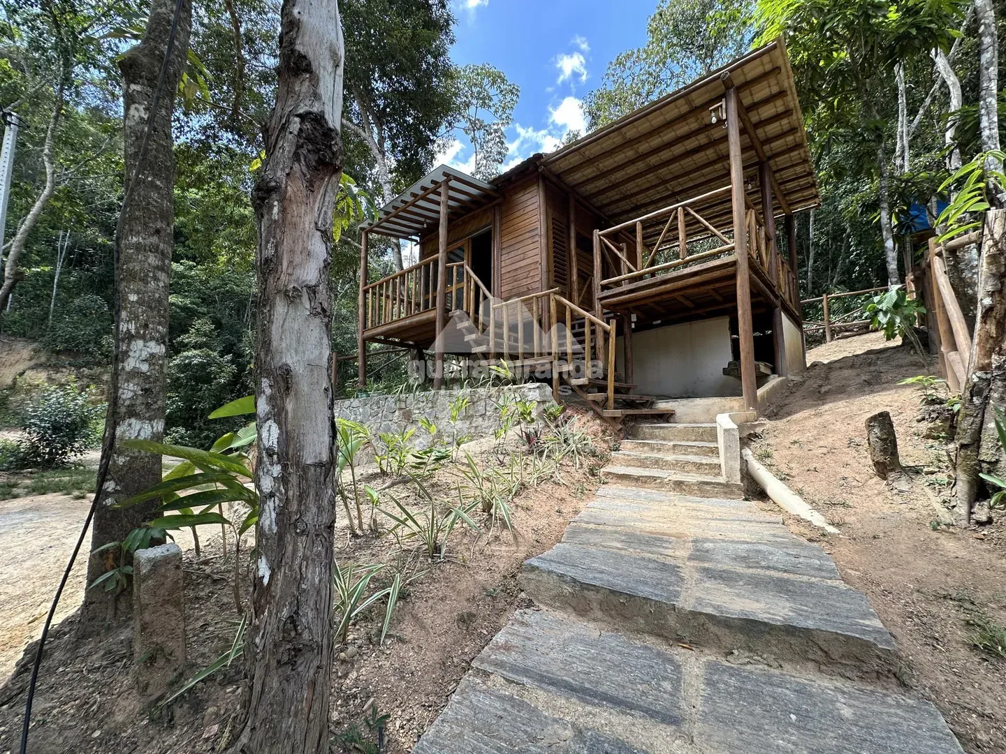 Casa de madeira com área de 60 m², um refúgio no meio da natureza.